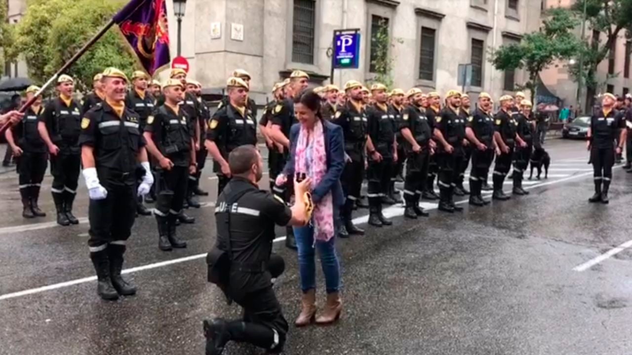 Rompe filas en pleno desfile para sorprender a su novia | Europa FM