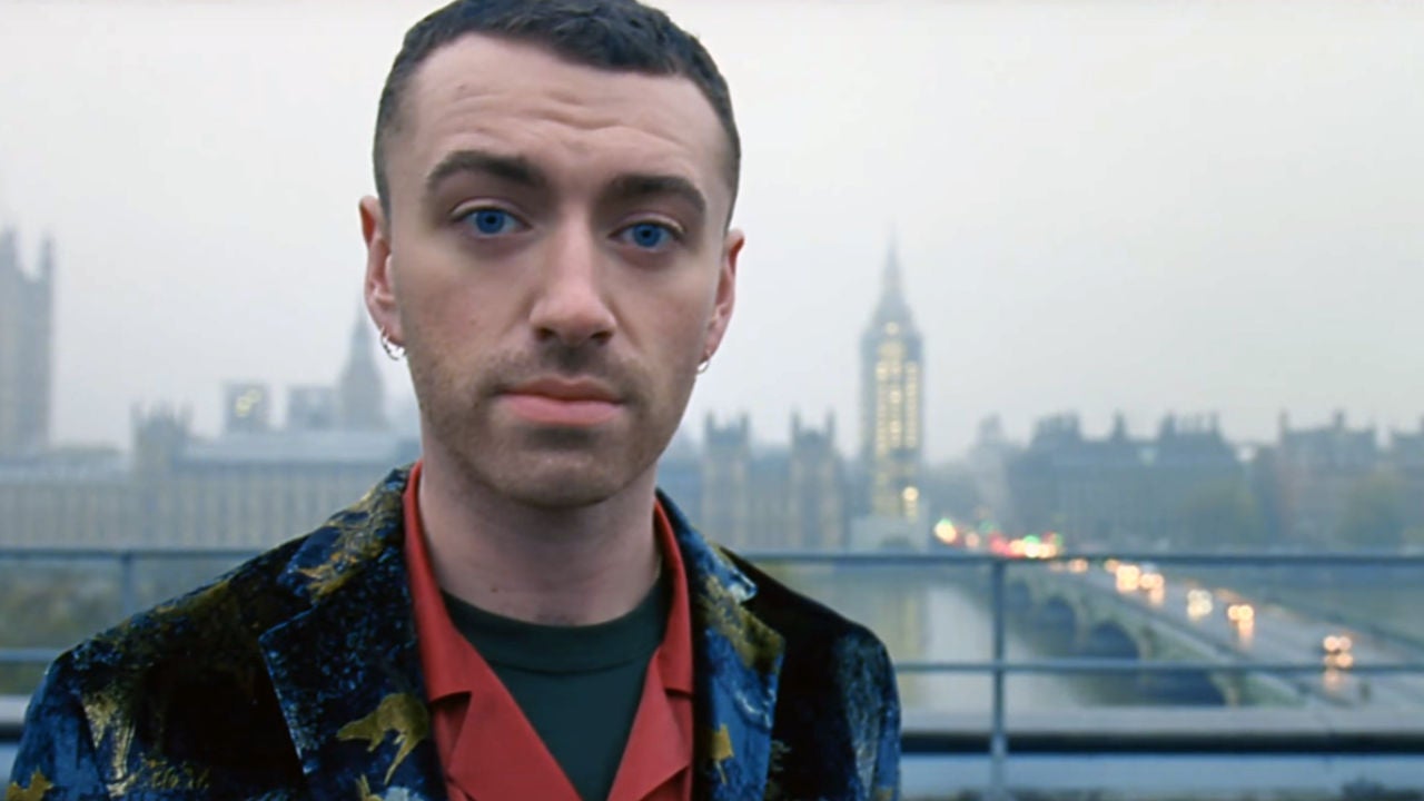 Sam Smith celebra su cumpleaños paseando en moto con un vestido largo ...