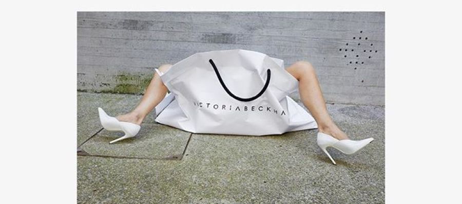 Vídeo: Los memes de la nueva campaña de Victoria Beckham inundan las redes