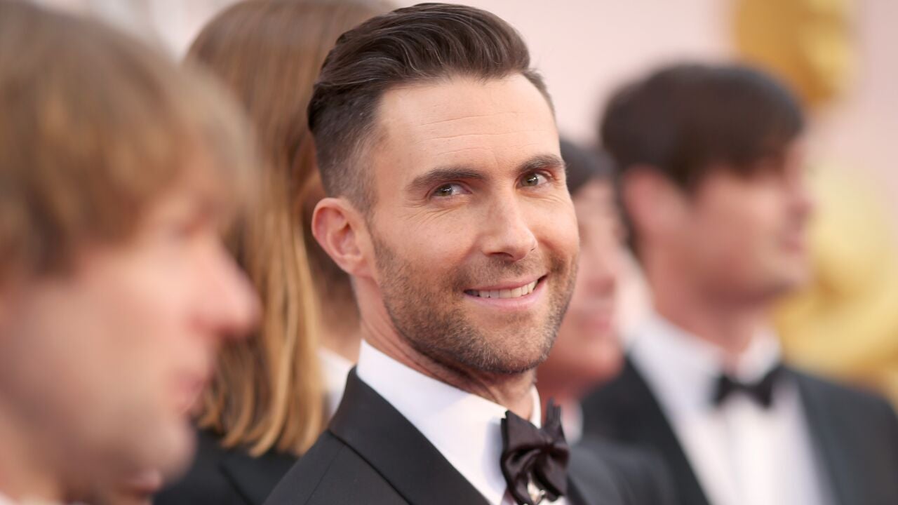Dos chicas más comparten conversaciones subidas de tono con Adam Levine ...