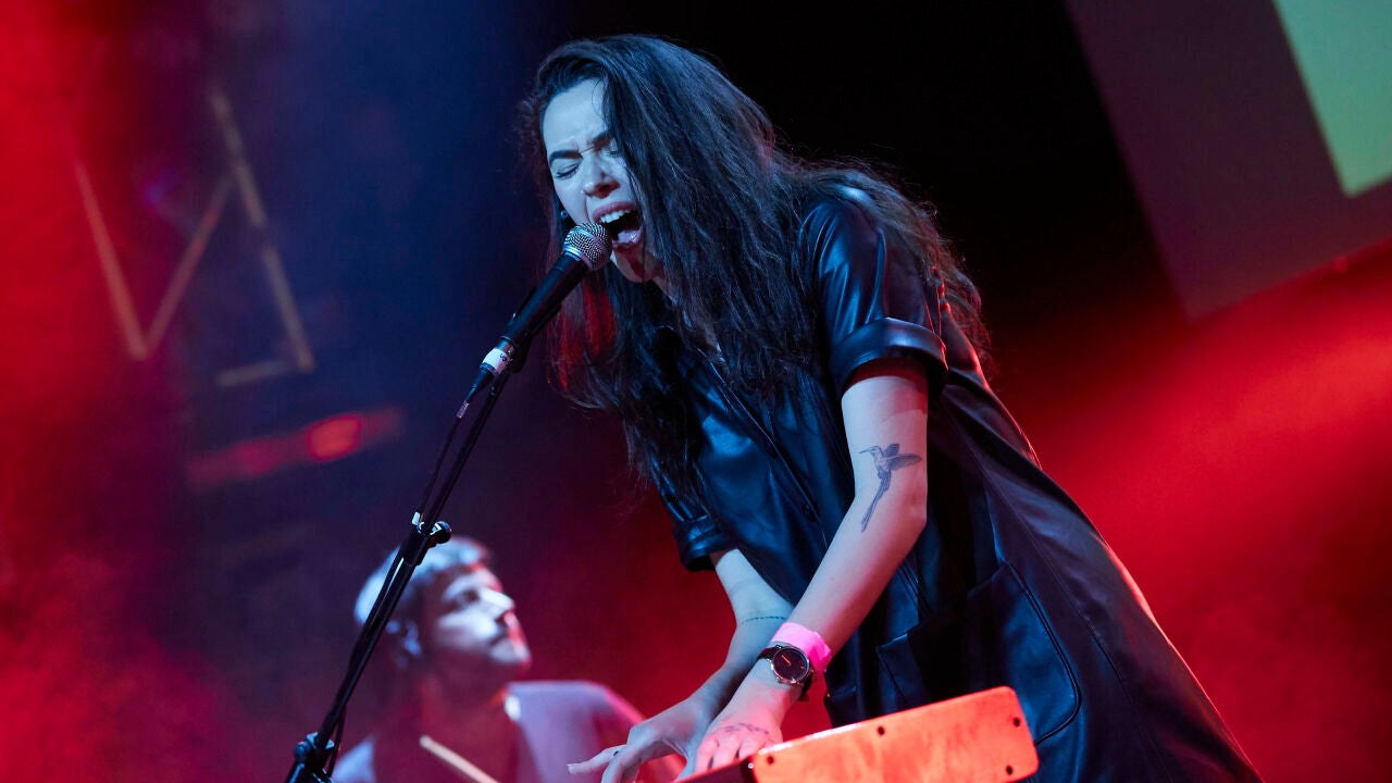 Alice Wonder, la candidata del Benidorm Fest que emocionó a la Reina ...