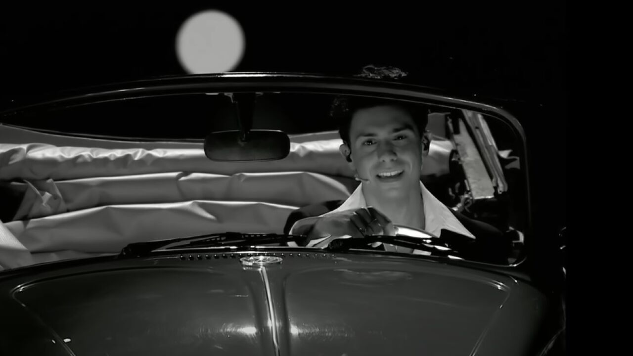 "A patadas": el vídeo de cómo se hizo el movimiento del coche de Alfred en el Benidorm Fest se ...