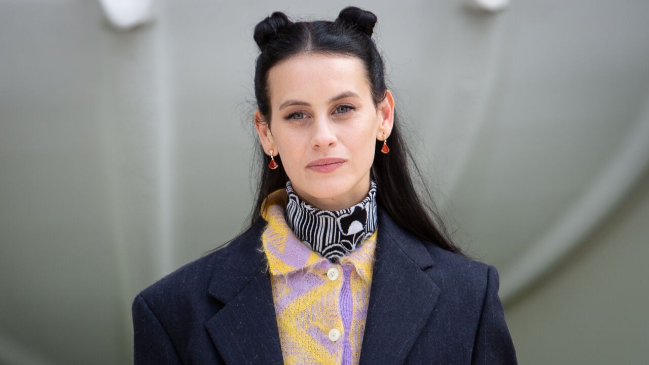 Milena Smit, la chica Almodóvar que besa a Sebastián Yatra en el ...