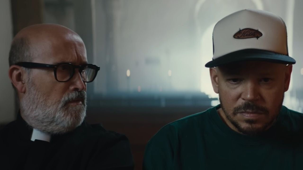 Residente se confiesa ante Javier Cámara, convertido en cura, y anuncia ...