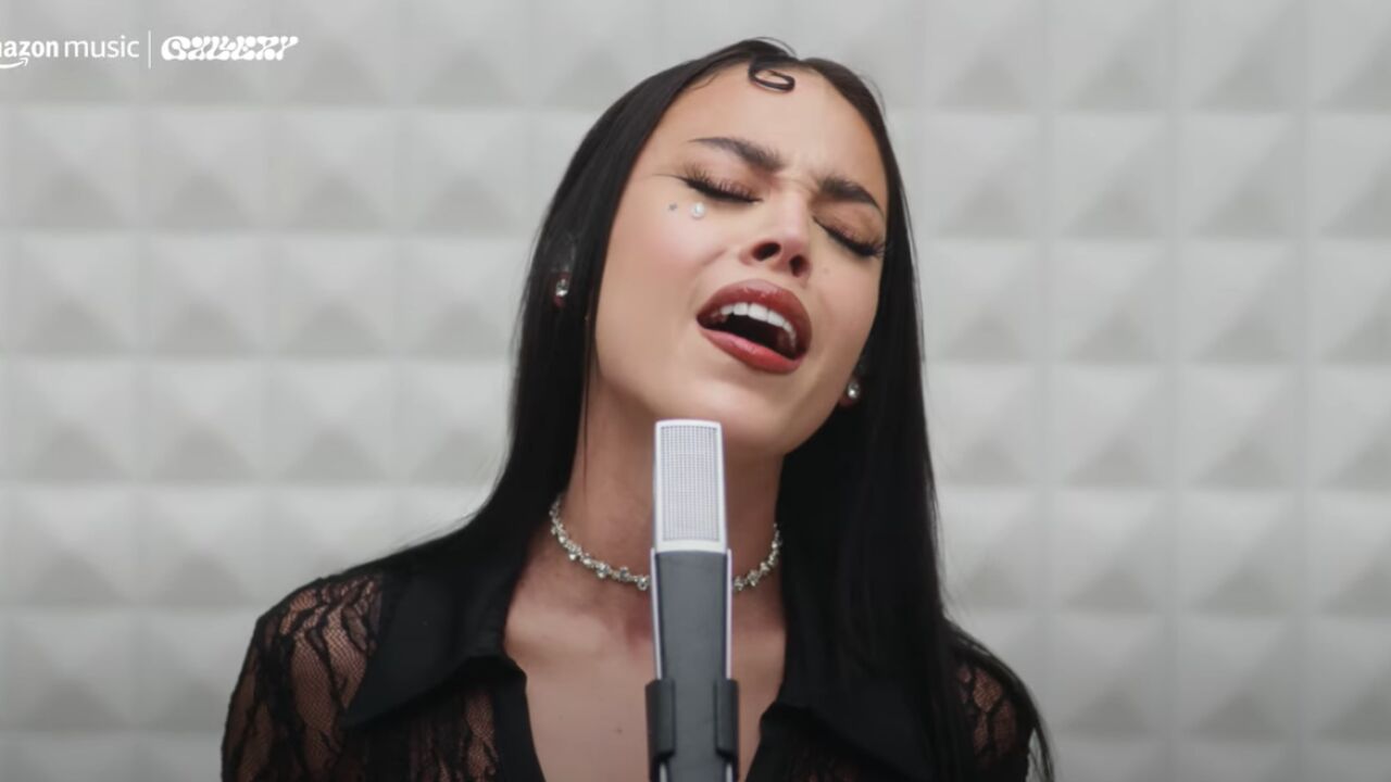 Danna Paola colma de pasión, tristeza y elegancia su Gallery Session de 'Aún te quiero' | Europa FM