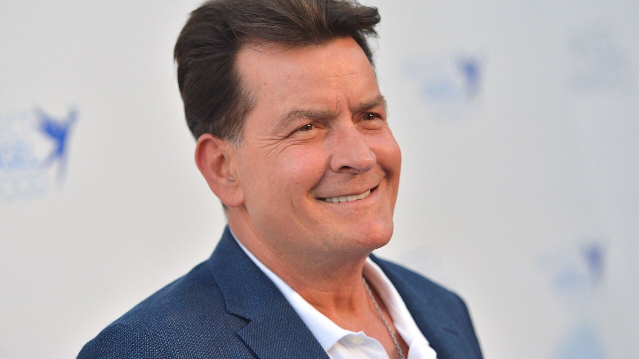 Una vecina de Charlie Sheen intenta estrangular al actor en su casa de ...