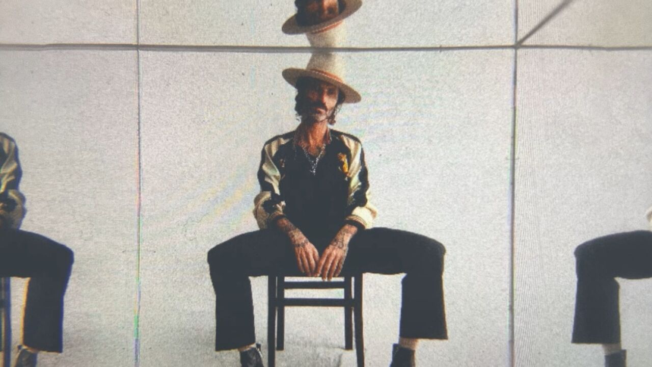 Leiva sigue paseando hacia su nuevo álbum con un segundo sencillo ...