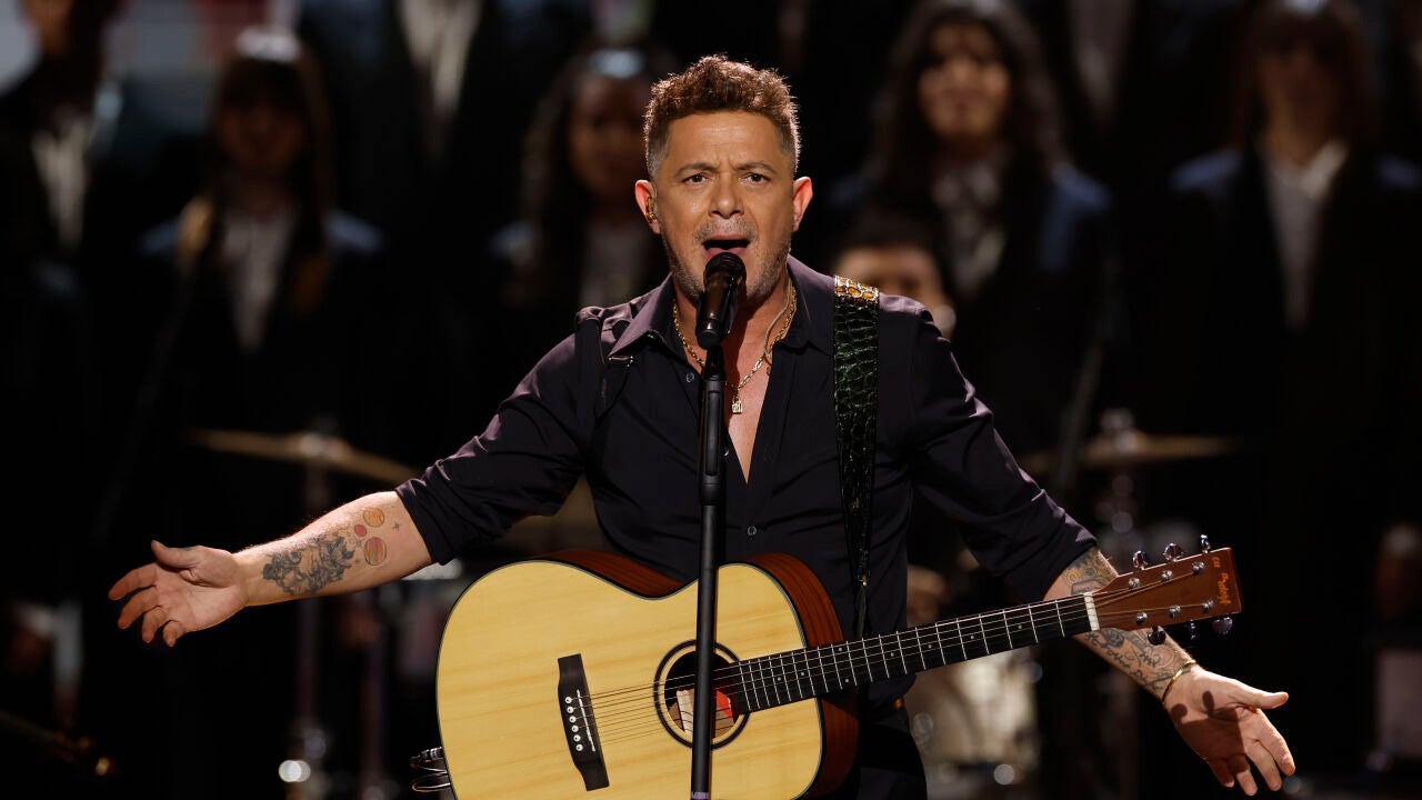 Alejandro Sanz canta 'Abre la puerta' de Triana en su actuación en los ...