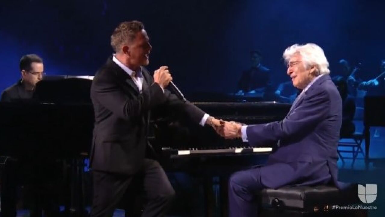 El emocionante homenaje de Manuel Alejandro en los Premios Lo Nuestro 2025 | Europa FM