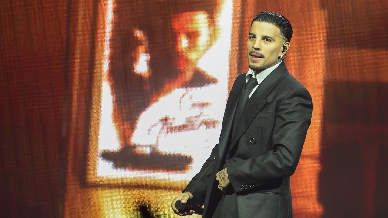 Rauw Alejandro sufre un percance con sus pantalones en directo sobre el ...