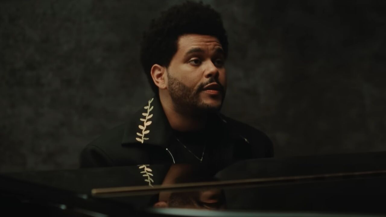 The Weeknd se sienta al piano en el videoclip de 'Hurry Up Tomorrow ...