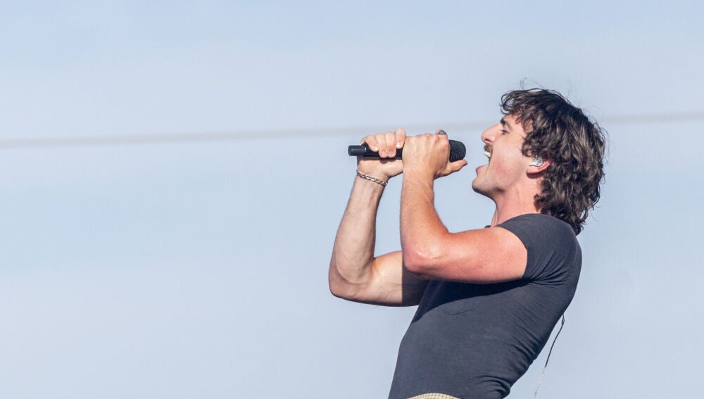 Benson Boone brings his mom to tears with emotional “Momma Song” at Mad Cool 2025, and the whole ...