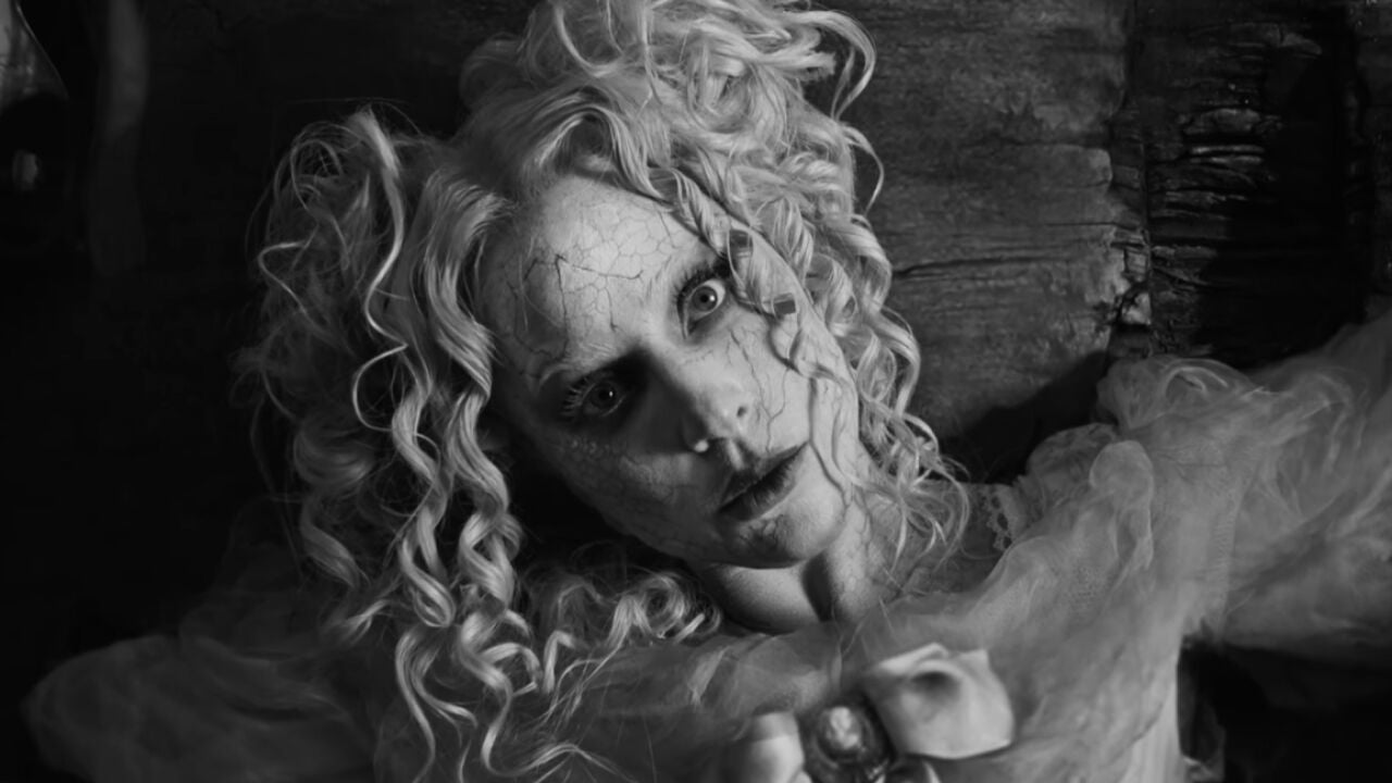 Lady Gaga revive como una muñeca terrorífica en el videoclip de 'The Dead Dance', dirigido por ...