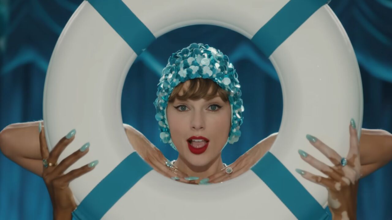 Taylor Swift se deja rescatar con teatralidad en el videoclip de 'The Fate of Ophelia' | Europa FM