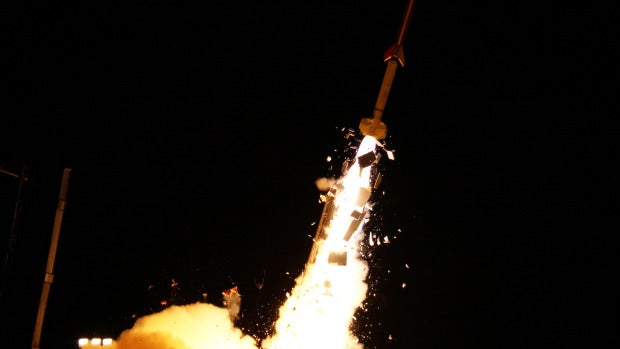 La NASA lanza al espacio cinco cohetes en cinco minutos