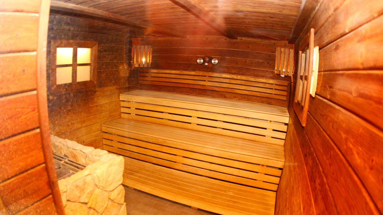 Un policía arresta a un fugitivo mientras estaban desnudos en una sauna ...