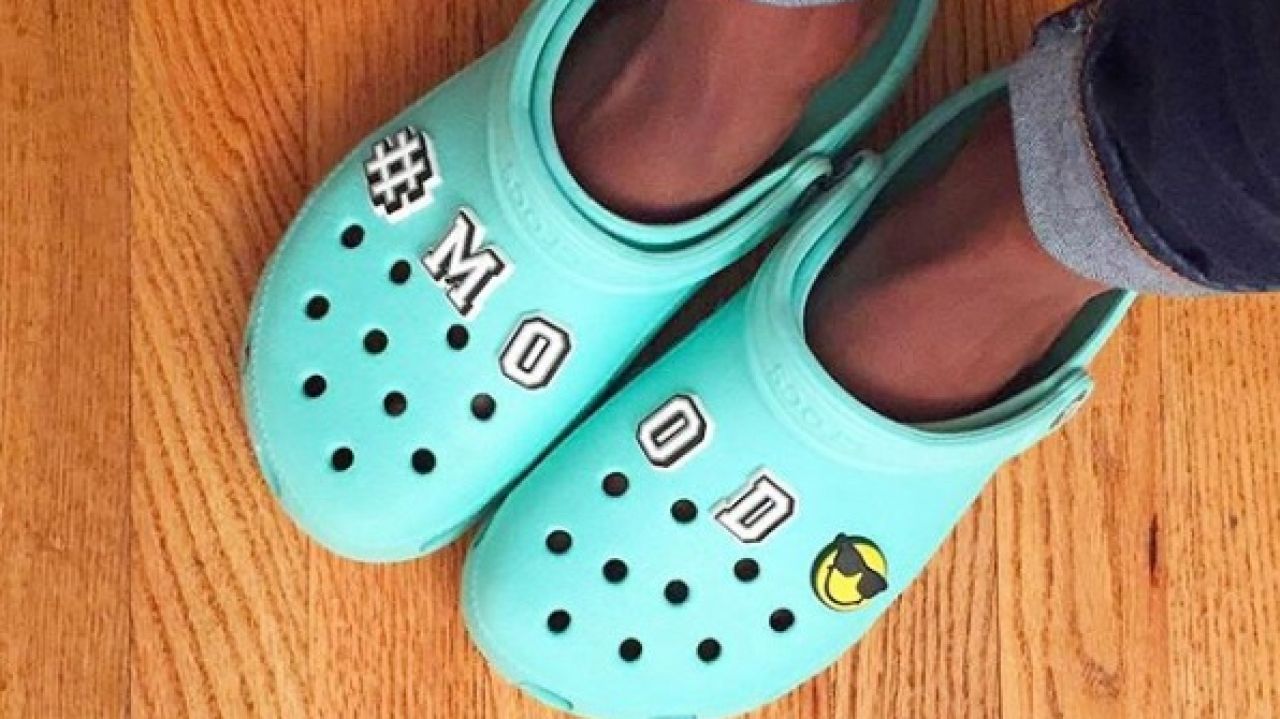 Crocs lanza una línea de sus sandalias de goma con tacón alto, ¡y ...