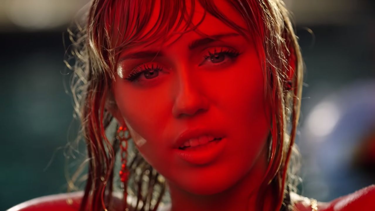 Miley Cyrus, triste y desolada en el videoclip de ‘Slide Away’ | Europa FM