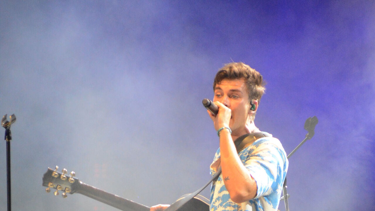 Andrés Ceballos, cantante de DVICIO, se tiñe el pelo de azul | Europa FM