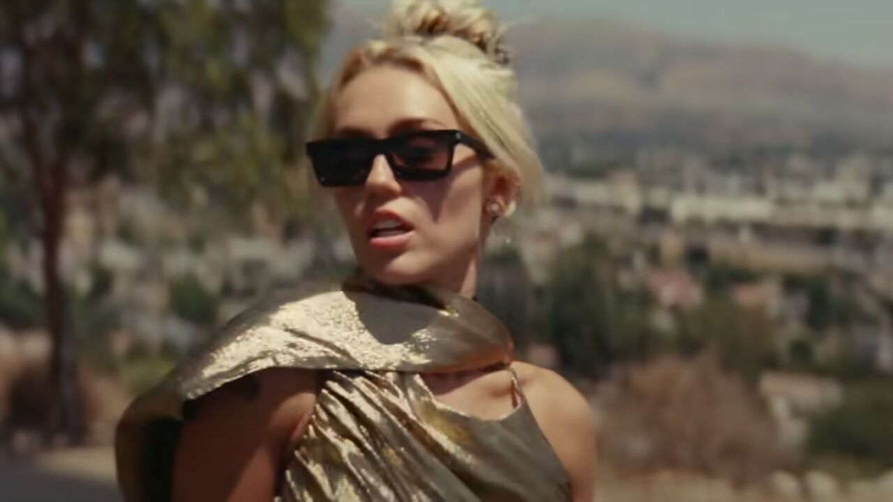Miley Cyrus vuelve a casa con la backyard session de 'Endless Summer ...