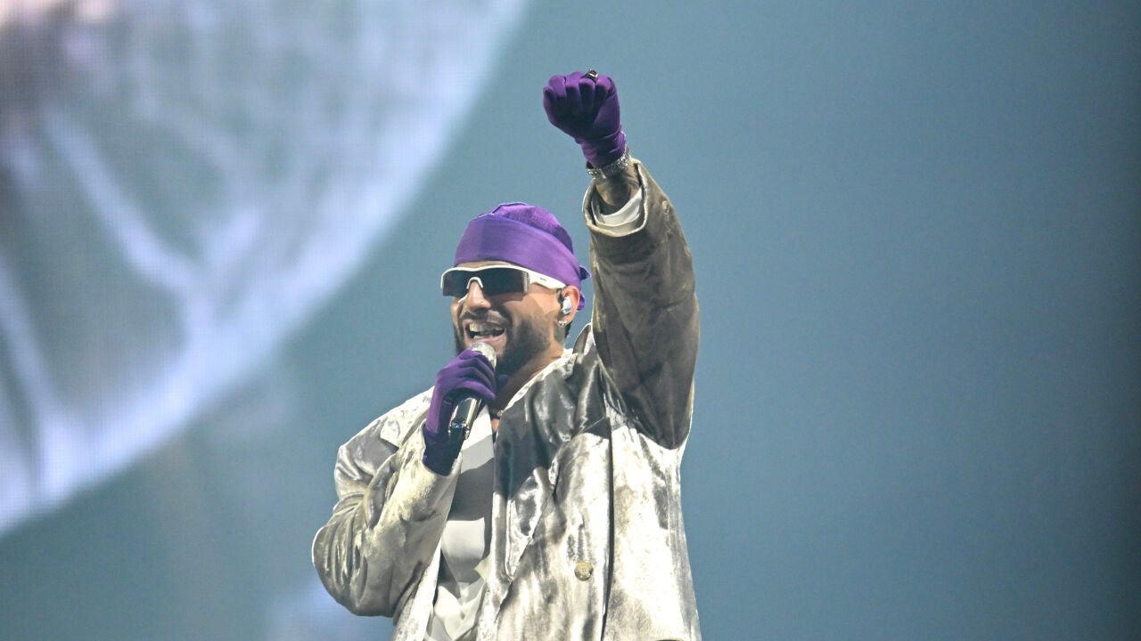 Maluma frena su concierto cuando un fan le lanza un móvil a la cara ...