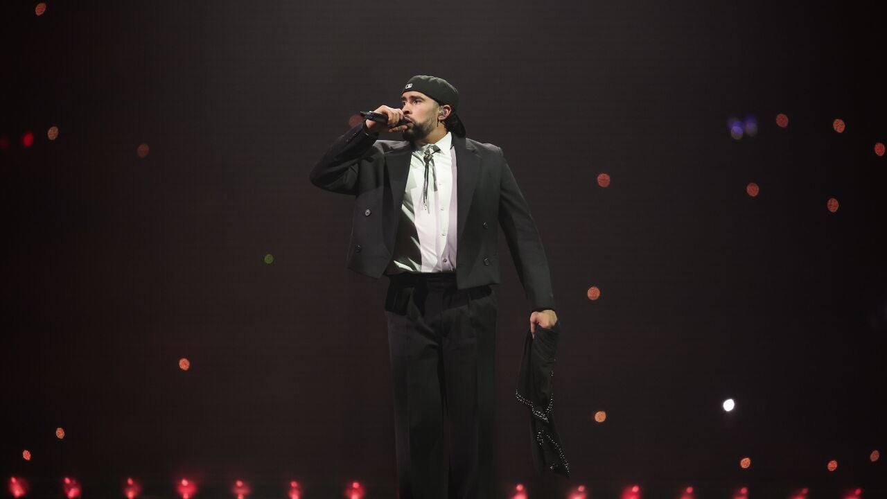 Qué significa 'DeBÍ TiRAR MáS FOToS', la canción viral del nuevo álbum ...