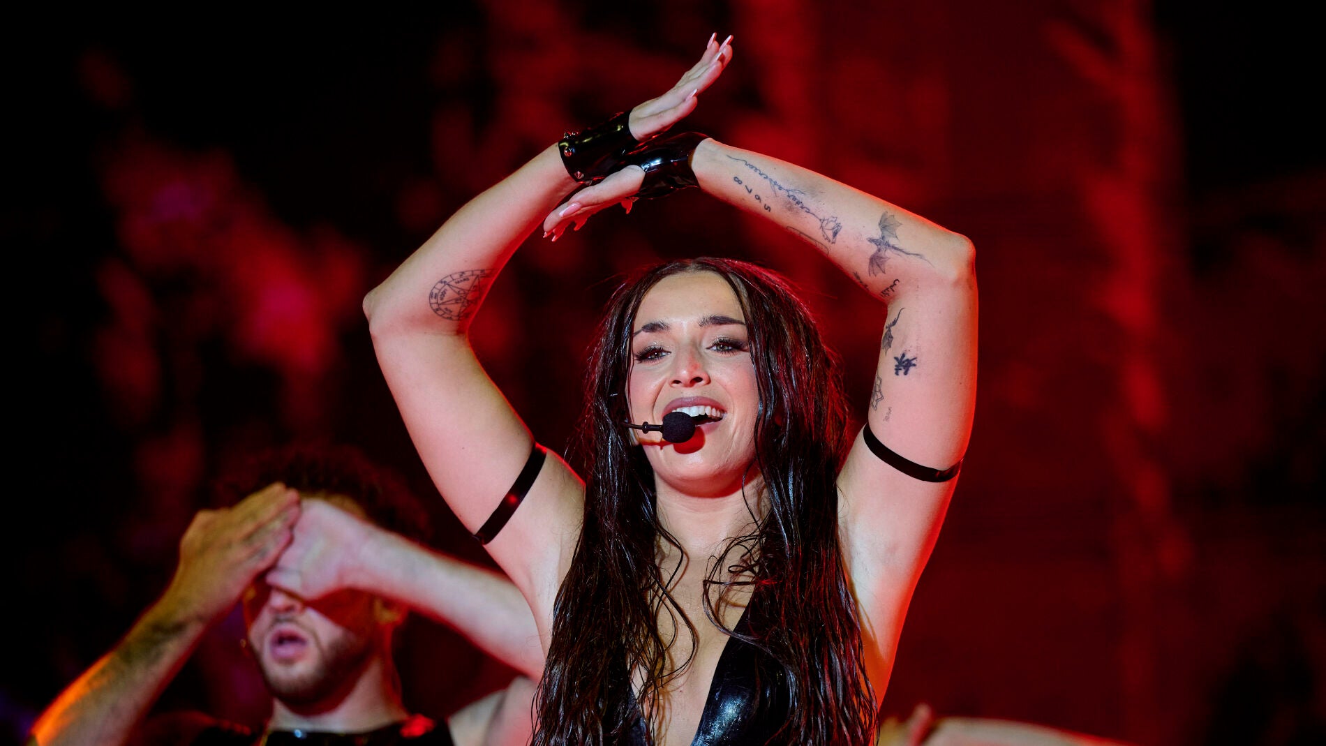 Lola Índigo transforma el escenario en una sauna y se luce con su actuación 'MOJA1TA' en los ...