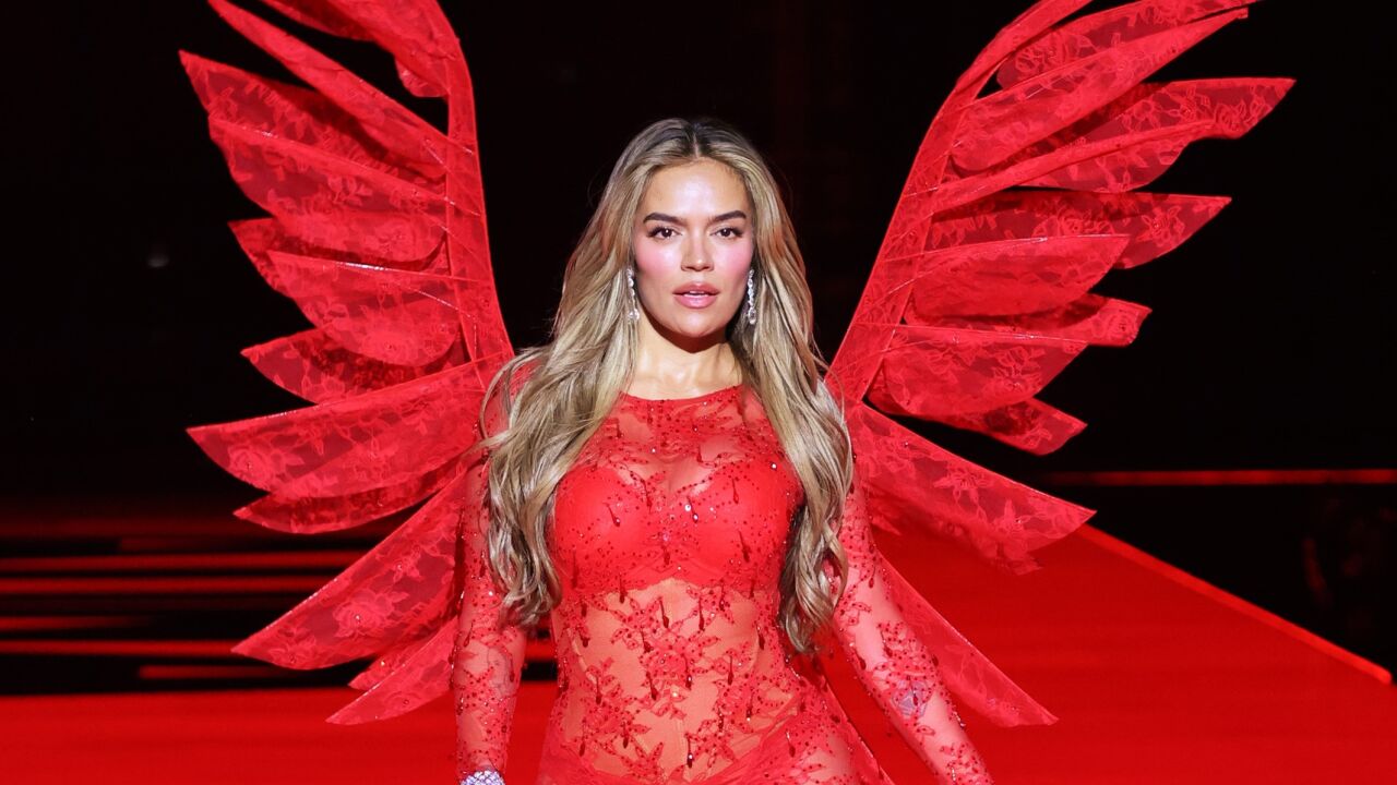 Karol G hace volar el desfile de Victoria's Secret con una actuación en directo y un conjunto ...